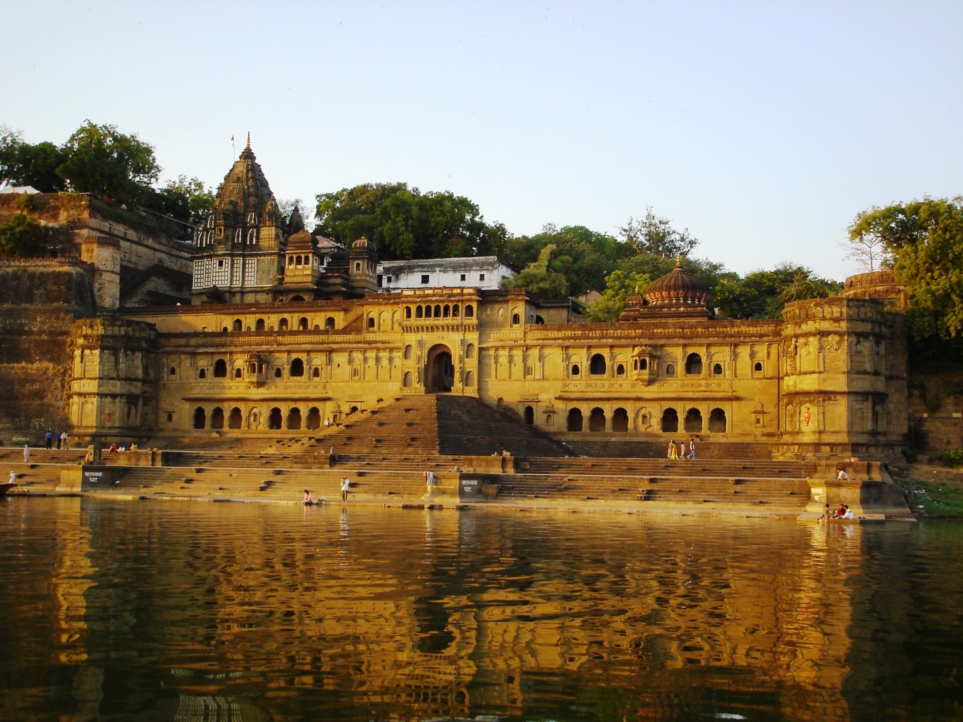 Stay in the Ahilya Fort in Maheshwar, North India | Ampersand Travel